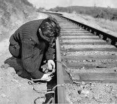 Résistant : personne appartenant à un mouvement de résistance.